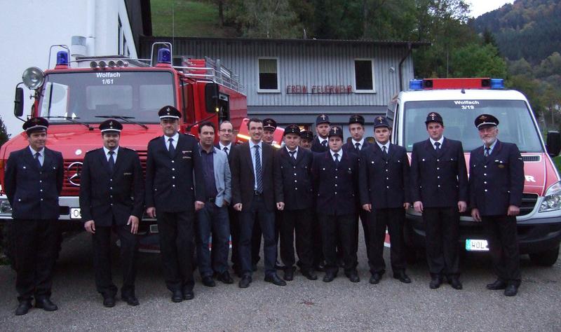 Bürgermeister Thomas Geppert übergibt Mannschaftstransportwagen ...
